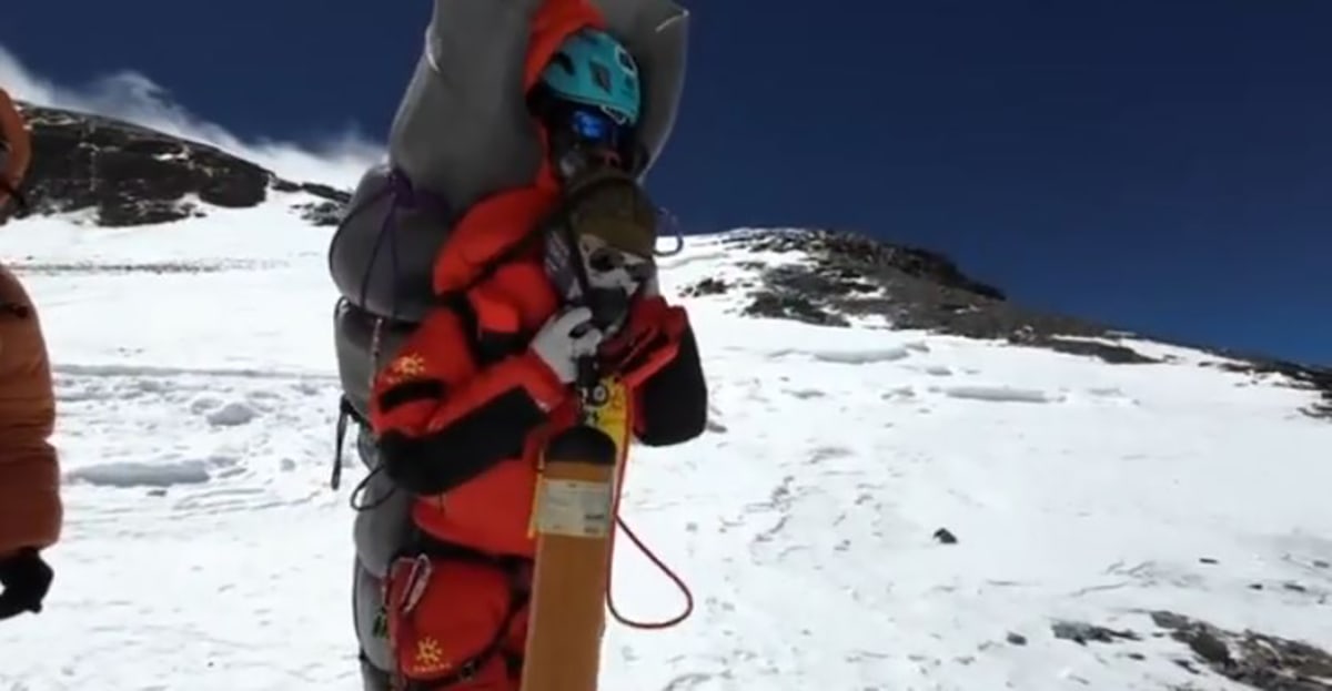 Mount Everest: Sherpa trägt Bergsteiger vom Berg | alpin.de