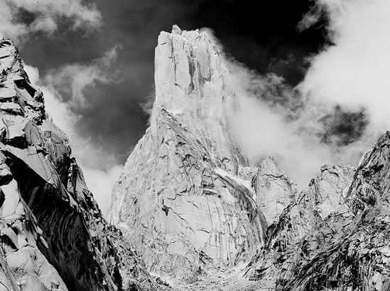 David Lama erfolgreich am Trango Tower