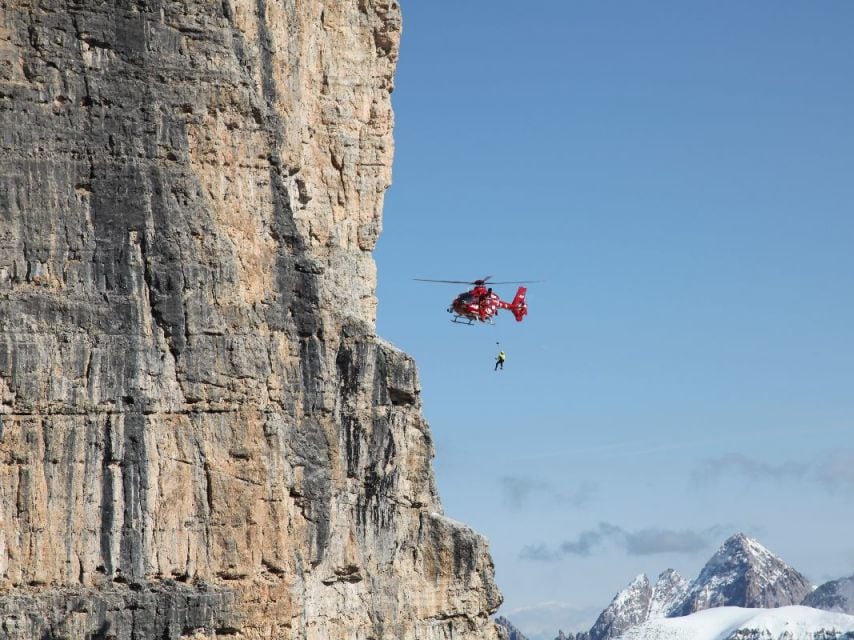 Aiut Alpin: Helikopter-Rettung in den Dolomiten